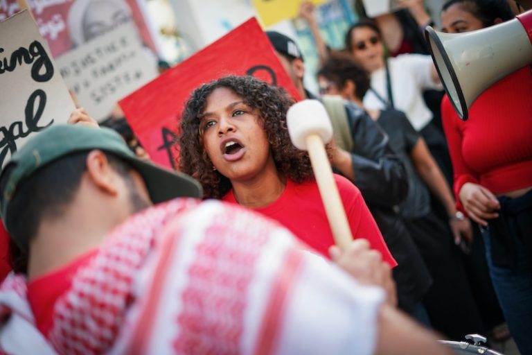 Репортёр Fox News жёстко ответил матерящемуся протестующему против ICE ...